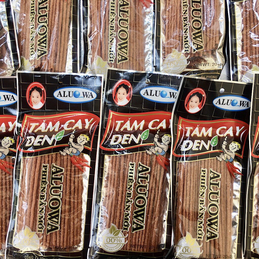 Tăm cay đen ALUOWA, Bim Bim Que Cay, Đồ Ăn Vặt Cay | Shopee Việt Nam