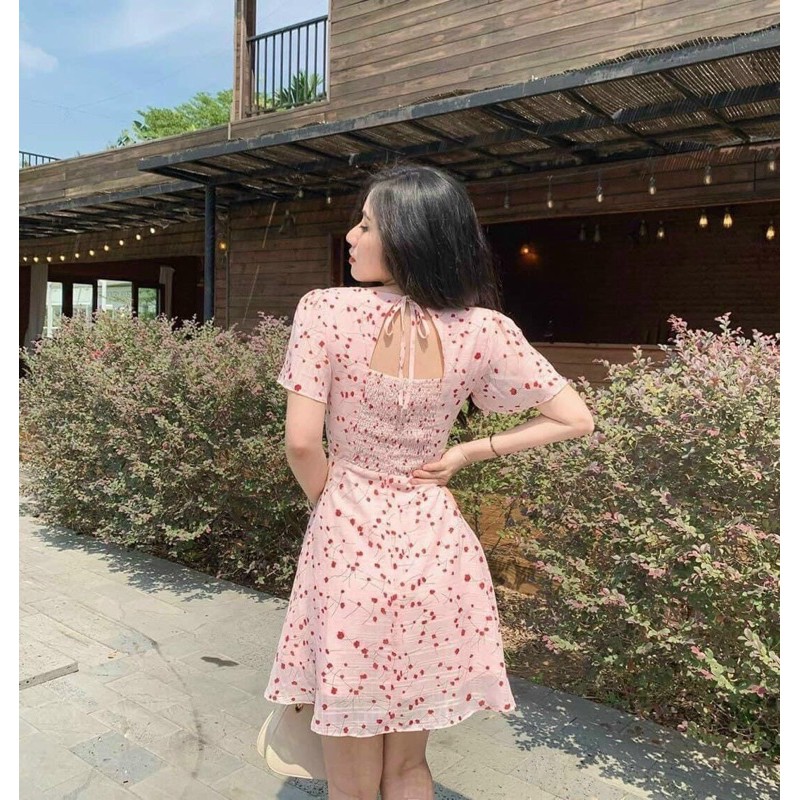 🌻 ĐẦM HỒNG HOẠ TIẾT HOA ĐỎ CUT-OUT LƯNG xinh xắn ạ. Hình thật trải sàn ...