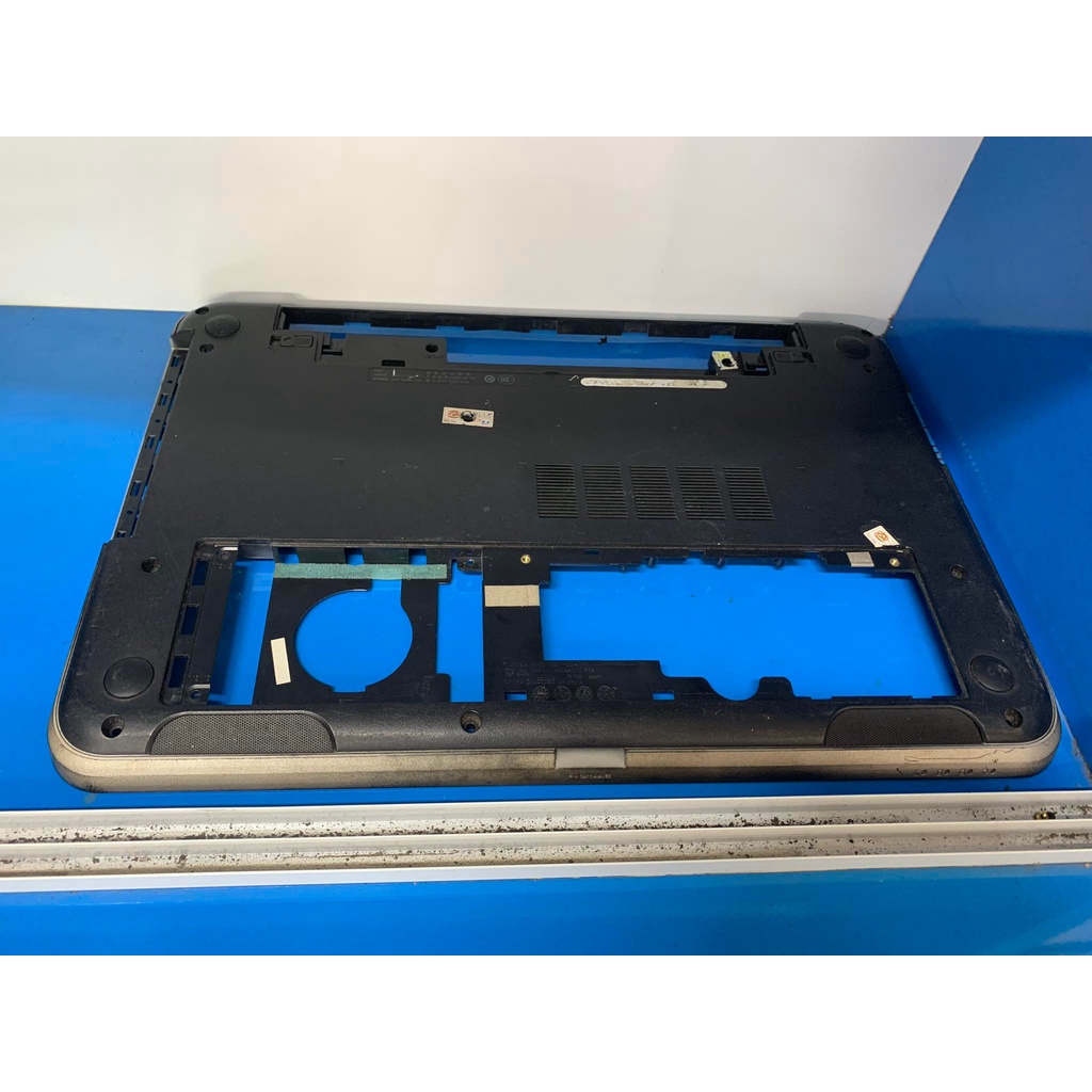 Vỏ mặt d laptop dell 5537 ( mặt tý nhựa chỗ tản nhiệt, vỏ bóc máy ...
