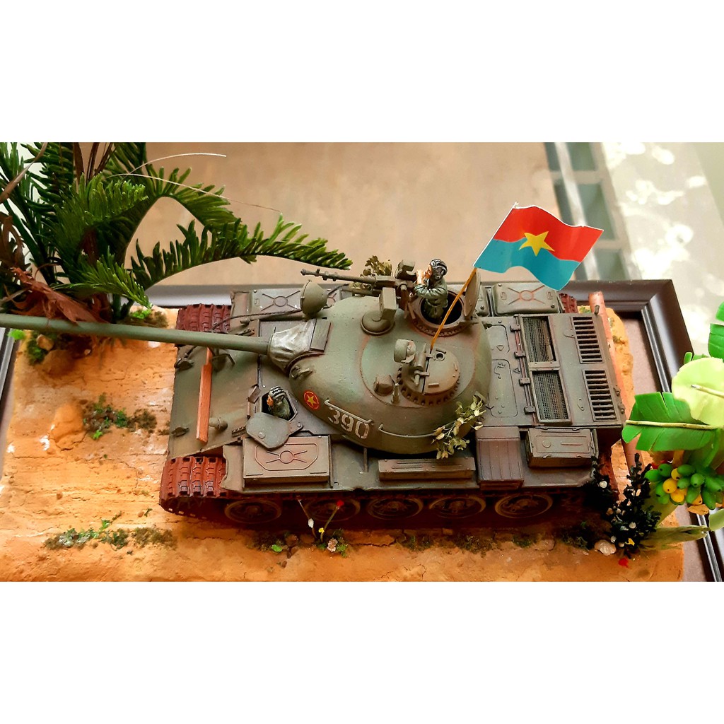Mô hình trưng bày xe tăng T54 số hiệu 390 tỷ lệ 1/35 (hộp mica có đèn ...