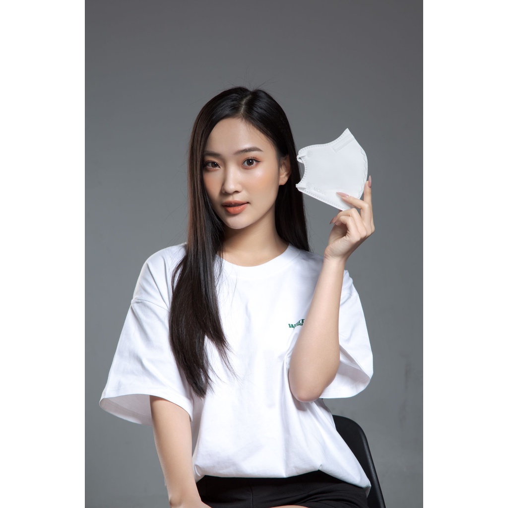 Một chiếc khẩu trang MONA MASK tiêu chuẩn N99 có Van ngăn đến 99% vi khuẩn, hạt bụi siêu mịn ...