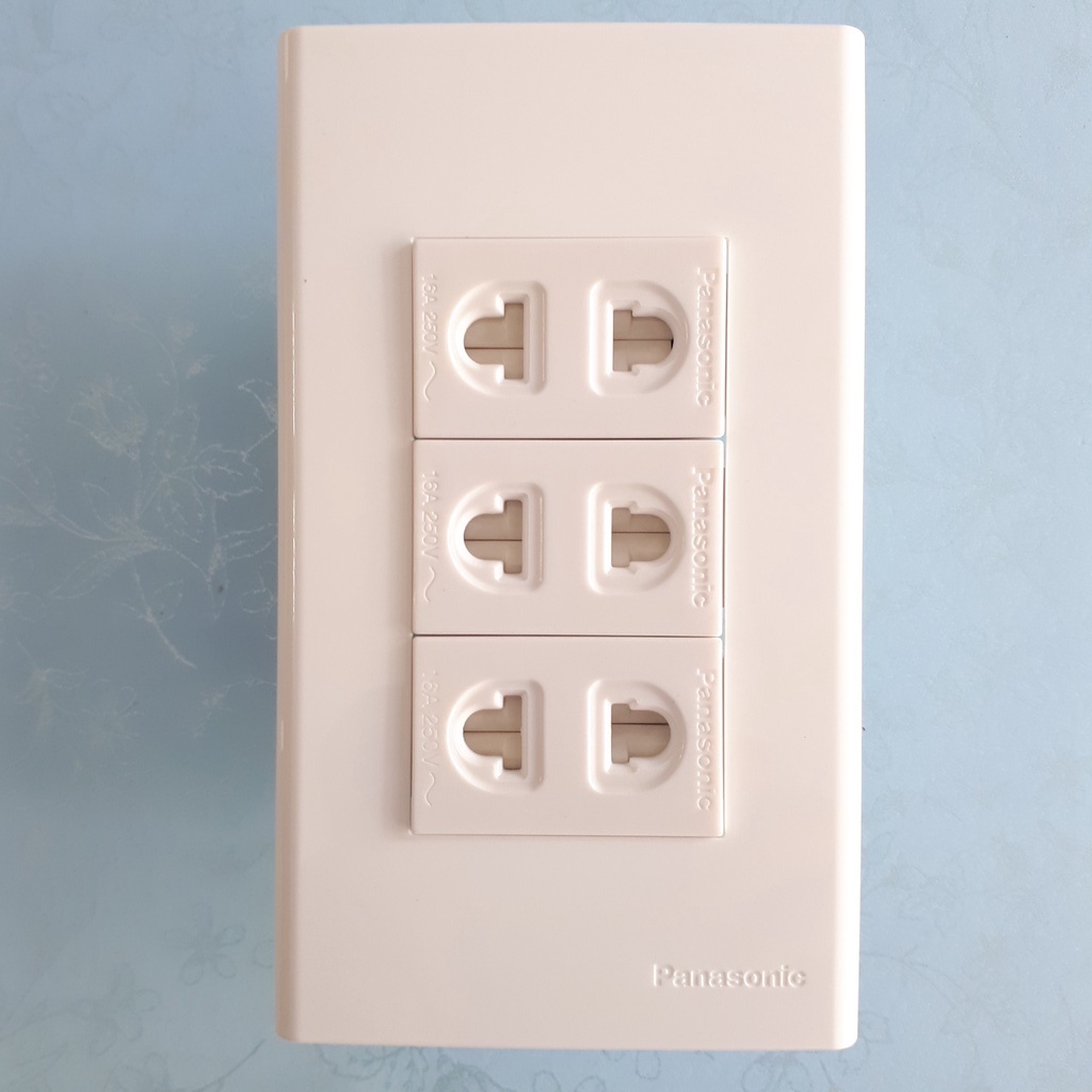 Combo Mặt nạ 3 lỗ WEV68030SW và 3 Hạt ổ cắm đơn có màn che WEV1081SW ...