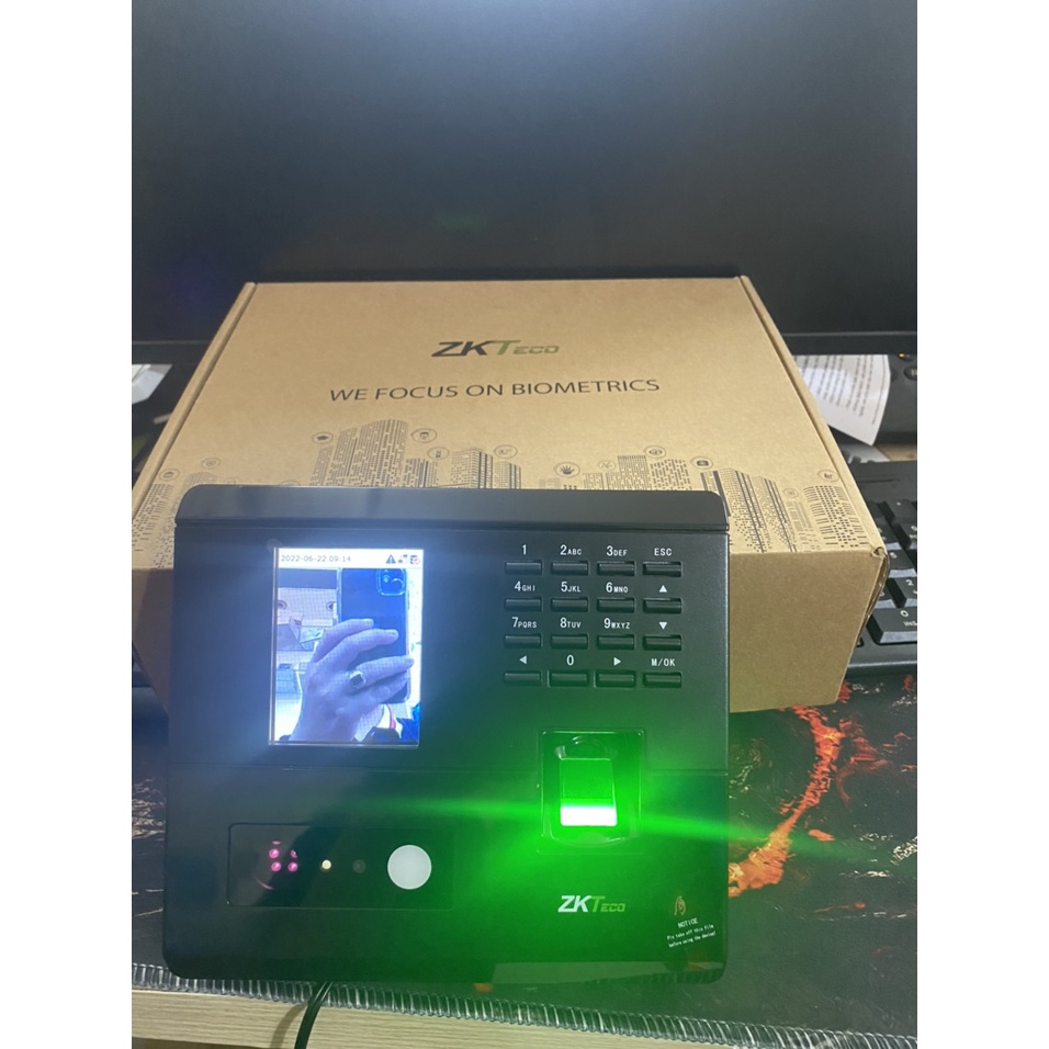 Máy chấm công nhận diện khuôn mặt kết hợp vân tay và thẻ ZKTeco MB100 ...
