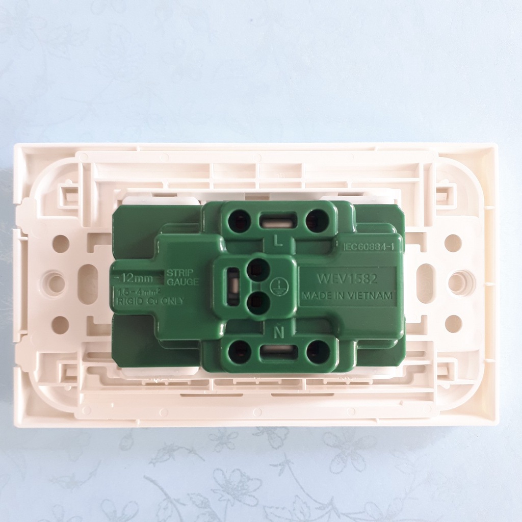 Combo Mặt nạ 3 lỗ WEV68030SW và Hạt ổ cắm đôi 3 chấu có màng che ...