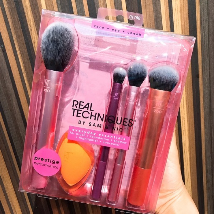 SET CỌ REAL TECHNIQUES/RT EVERYDAY ESSENTIALS | Shopee Việt Nam