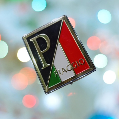 Logo chữ P cho xe Piaggio - Chữ P Vàng - nền cờ Italy - 8831z. | Shopee ...