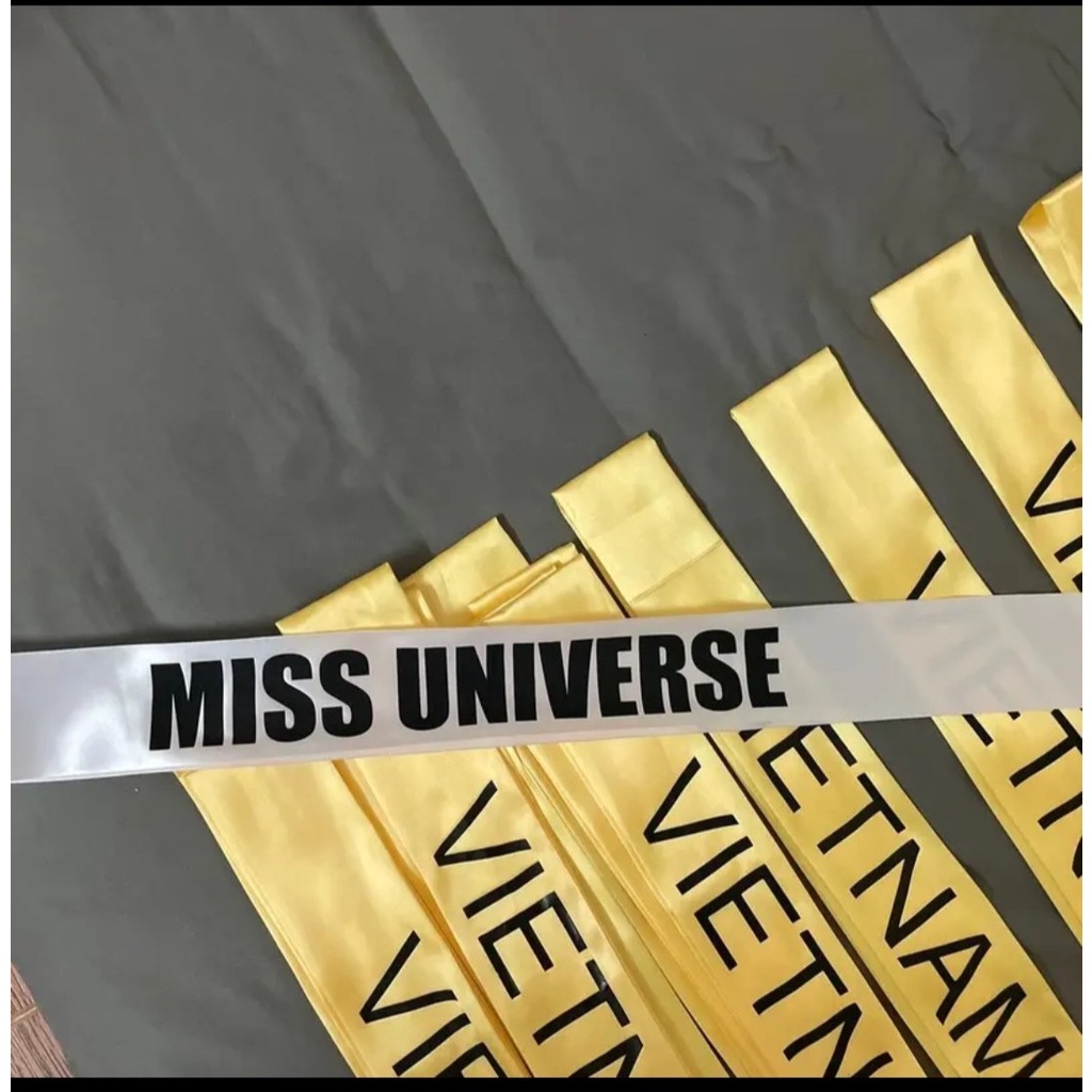 sash chữ MISS UNIVERSE có TẶNG kèm huy hiệu cài | Shopee Việt Nam