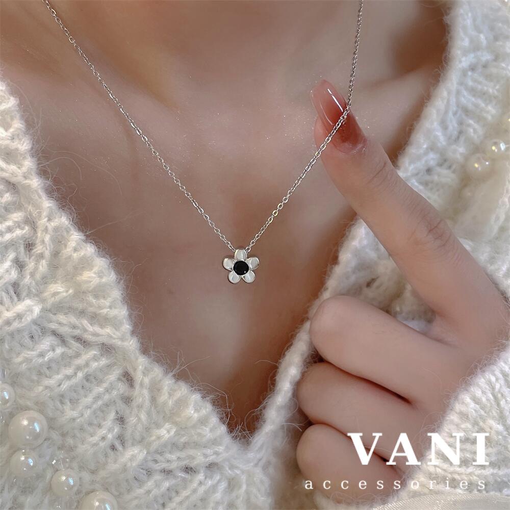 Vòng Cổ Hoa 5 Cánh Nhị Đen Small Flower - Vani Store - TS000707 ...