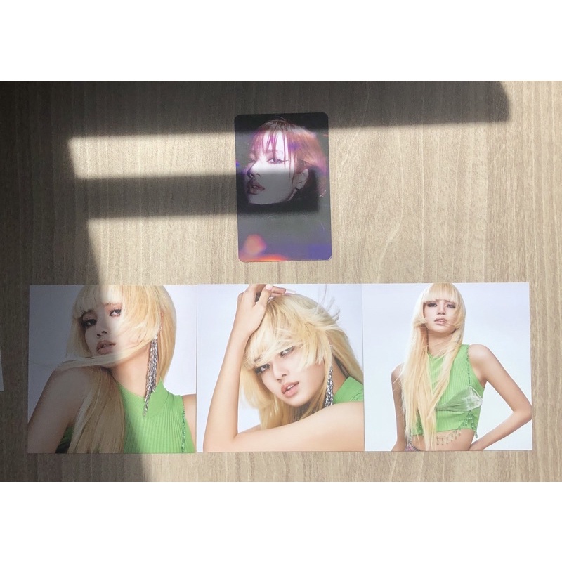 card (được tặng lúc mua album) Lisa và photocard của Lisa trong cuốn ...