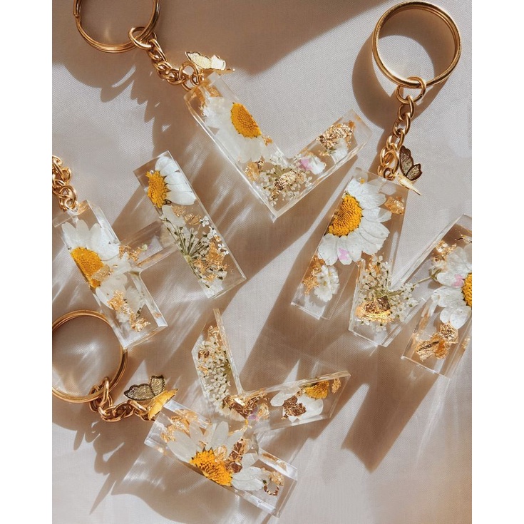 Móc khóa chữ cái resin gold hoa cúc | Shopee Việt Nam