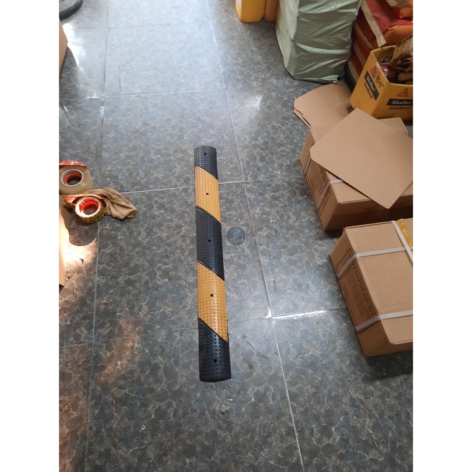 Gờ giảm tốc cao su 1000x100x20mm bao phụ kiện lắp đặt. Gờ giảm tốc xe ...