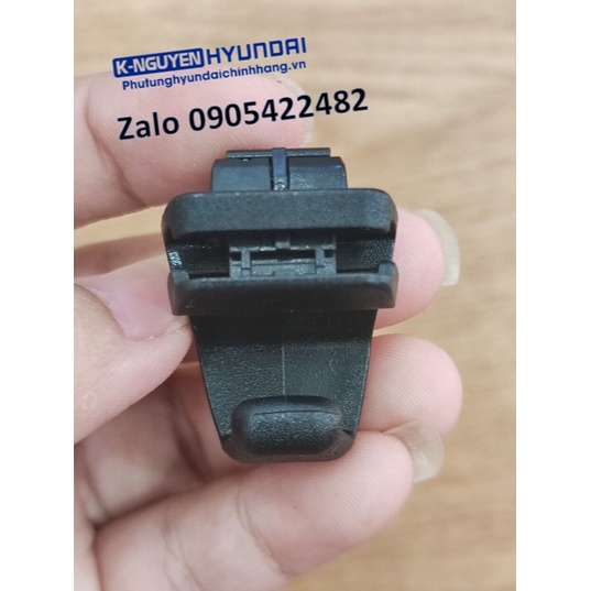 [Chính hãng] Móc rèm CỬA SAU xe Hyundai Santafe 2018,2019,2020,2021-Mã ...