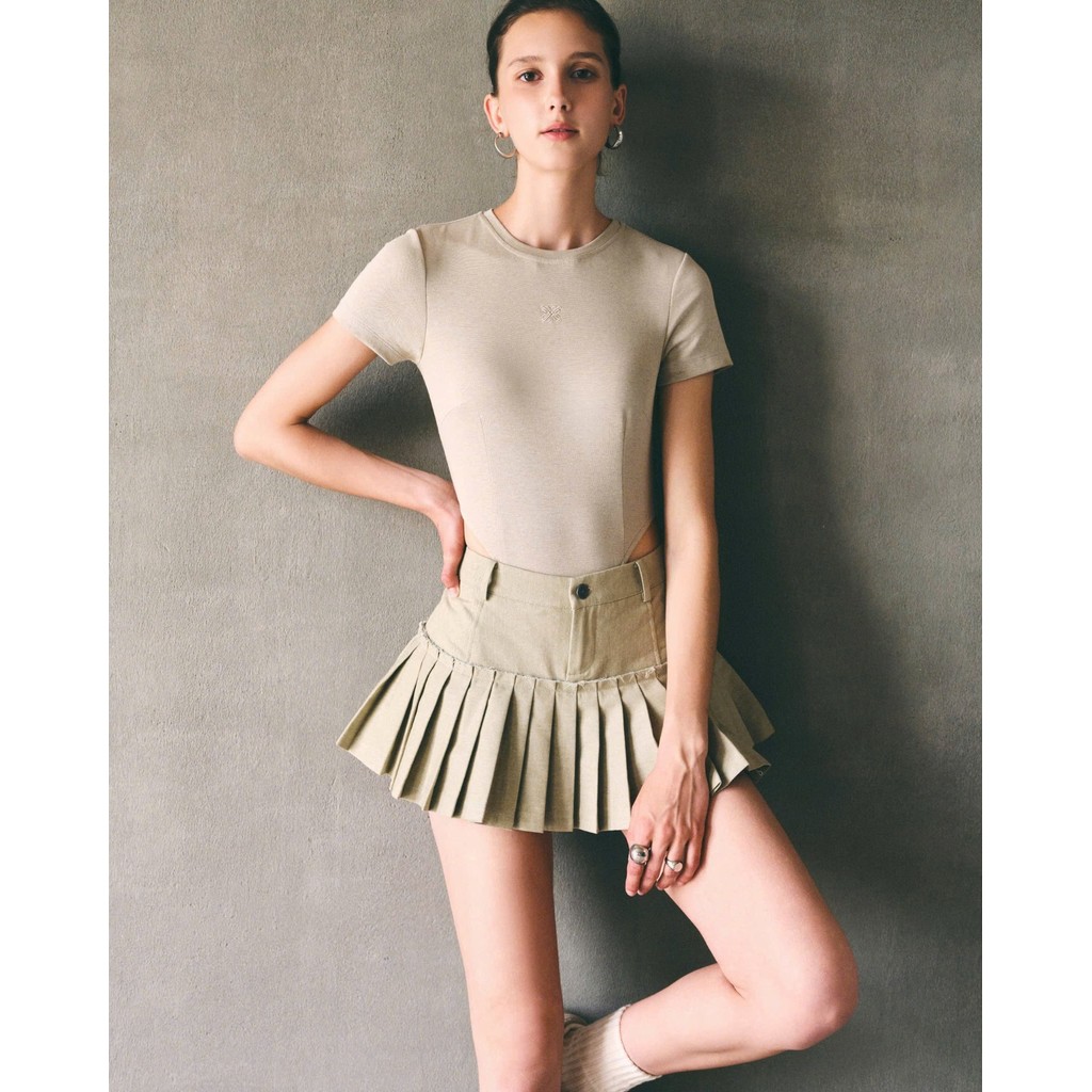 [DEZUS] Bodysuit Ngắn Tay, Chân Váy Kaki Xếp Ly Cạp Trễ - BABBY ...