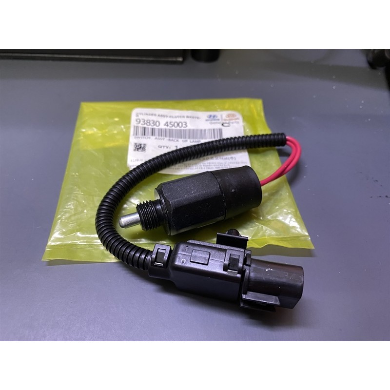 Công tắc đèn lùi xe county, mighty 2 ( 9383045003 ) | Shopee Việt Nam