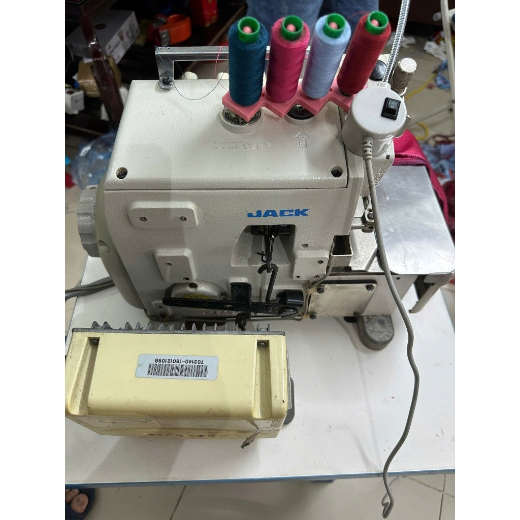 Máy vắt sổ liền trục Jack JK-798 chính hãng gồm mảnh bàn, chạy êm, tiết kiệm điện, bền bỉ ...