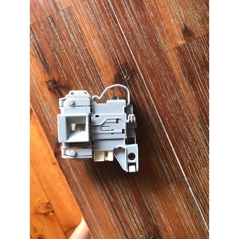 Công tắc khóa cửa máy giặt Electrolux EWF 10843, 10844, 10744, 12843 ...