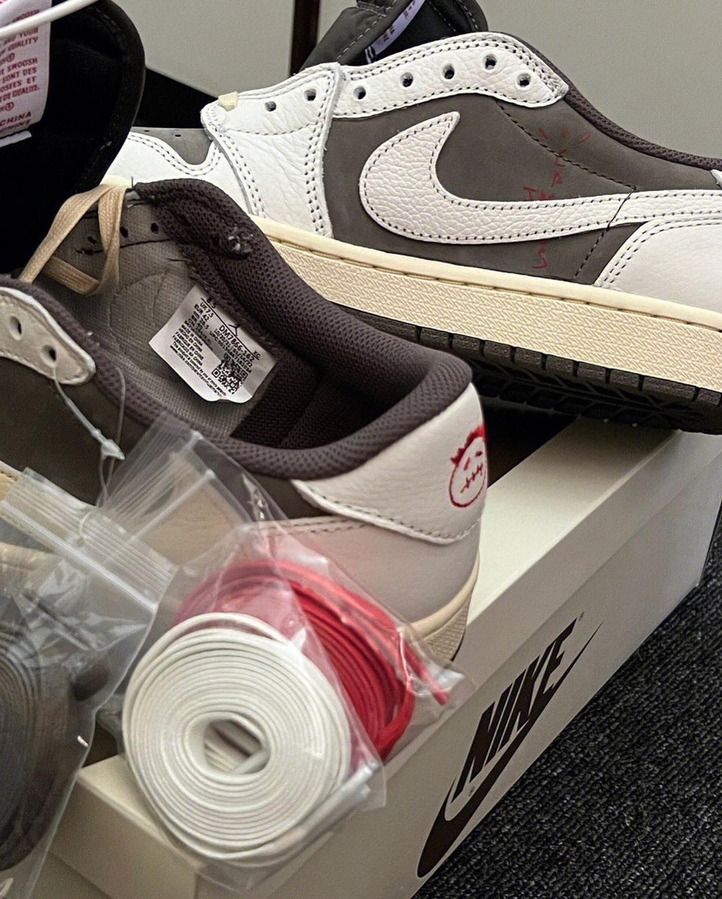 Giày Thể Thao Travis Scott x JD1 Low Reverse Mocha Màu Nâu Trắng Cổ ...