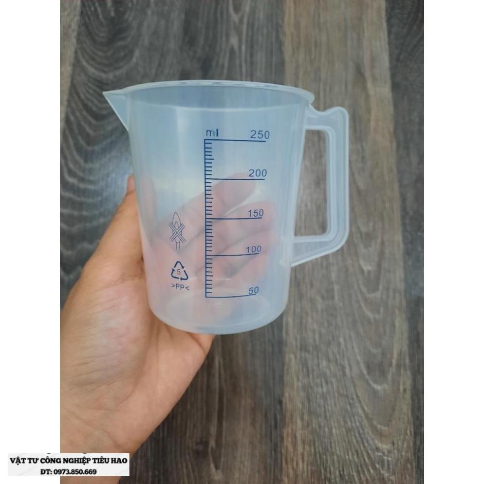 (SP) Ca nhựa/ cốc nhựa có quai có mỏ chia vạch sơn xanh 100ml 250ml 500ml 1000ml 2000ml ( hàng ...