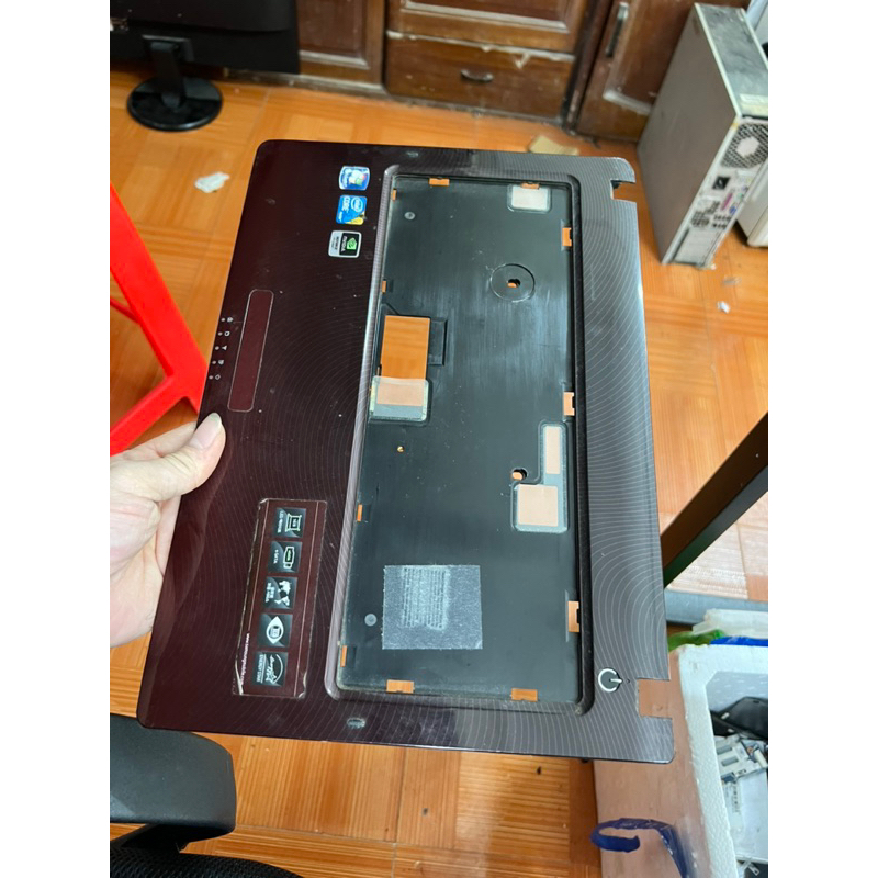 Thay vỏ mặt ABC laptop samsung R480 cũ còn khá đẹp, ko bung hỏng chân ...