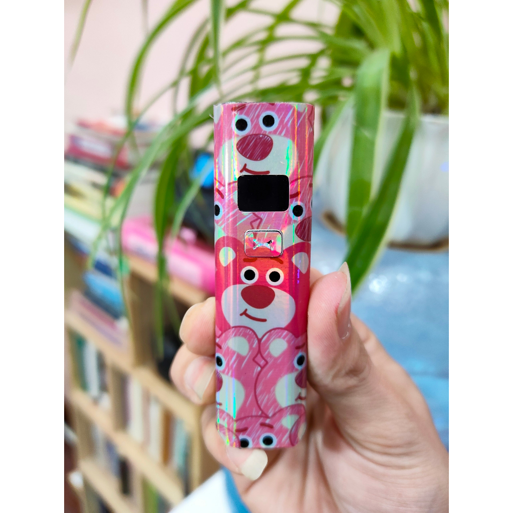 Miếng dán skin Mẫu Gấu dâu Holo cho Xlim v2 , se , favo , favo mini ...