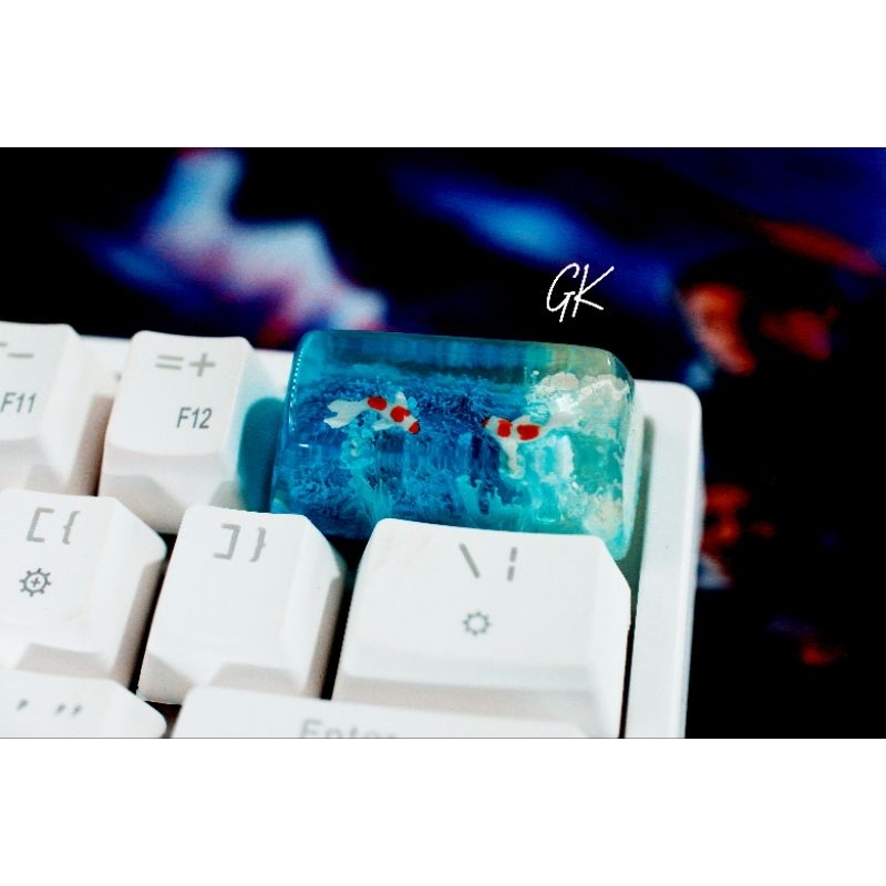 Keycap resin cá koi 2u (backspace) tone xanh trắng trang trí bàn phím ...