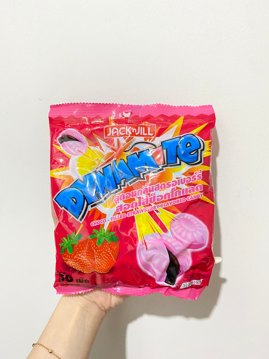 Kẹo The Nhân Dynamite Thái Lan Hương Dâu Nhân Socola Choco-Filled Strawberry Flavored Candy (Gói ...