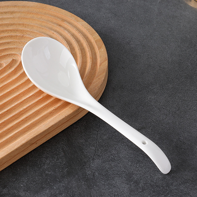 Môi sứ trắng viền đen muôi múc canh, vá canh bằng sứ tinh tế, dày dặn ...