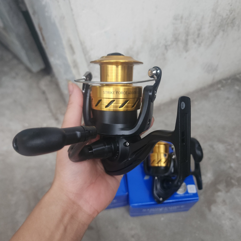 MÁY CÂU DỌC DAIWA STRIKEFORCE B SD 2500-4000 | Shopee Việt Nam