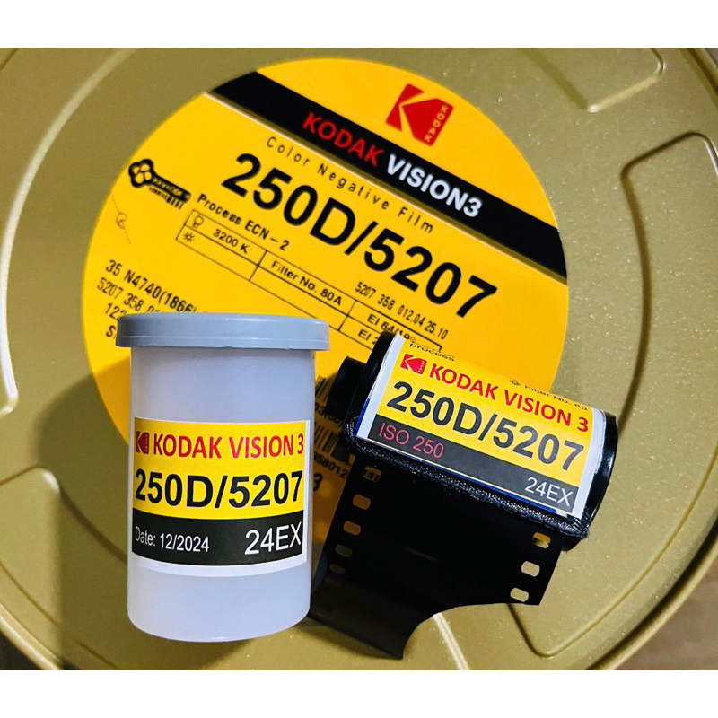 Kodak VISION 3 250D 5207 24exp Date 2026 film 35mm được hãng RENE SELECTION chiết và đóng gói có ...