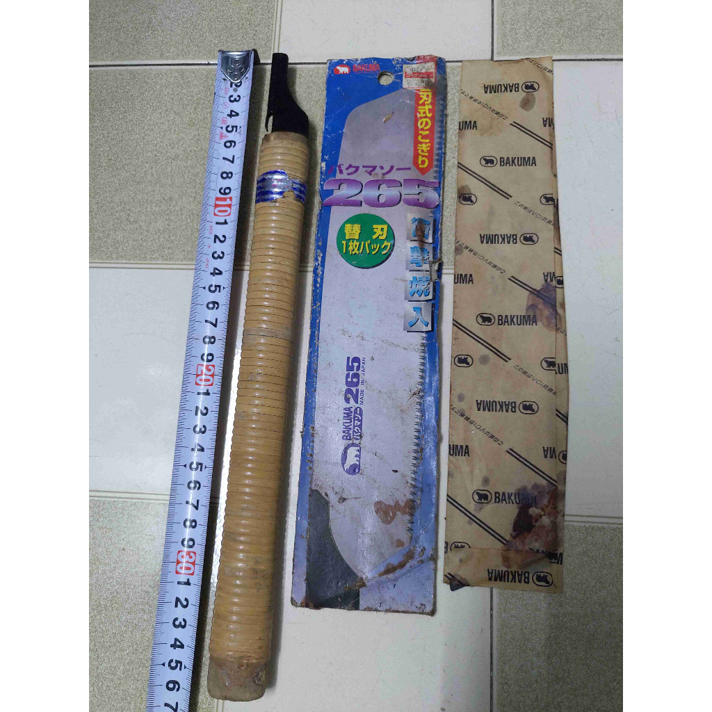 Cưa gỗ bãi: cưa dài 60cm gồm: cán hiệu Z + lưỡi BAKUMA size 265mm còn mới bị dính nước nên bị rỉ ...