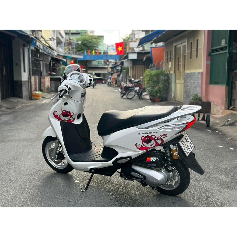 Tem dán xe gấu dâu lotso màu hồng đỏ dán mọi bề mặt như xe máy , xe đạp ...