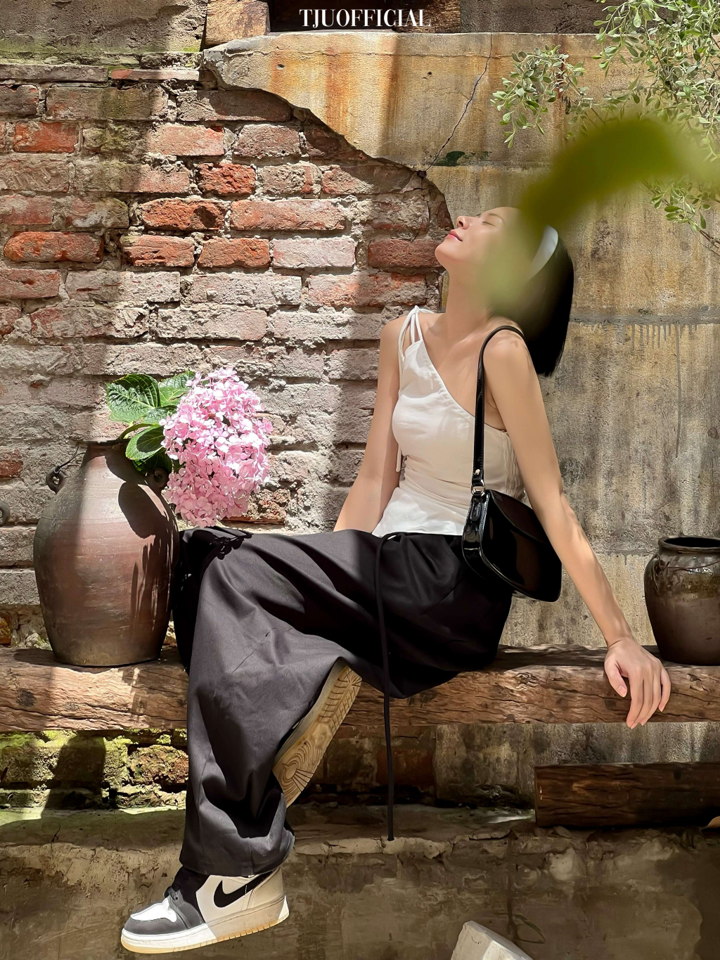 Áo cổ yếm lệch vai, lưng chun tôn dáng kèm dây đeo cách điệu TAMILO ...