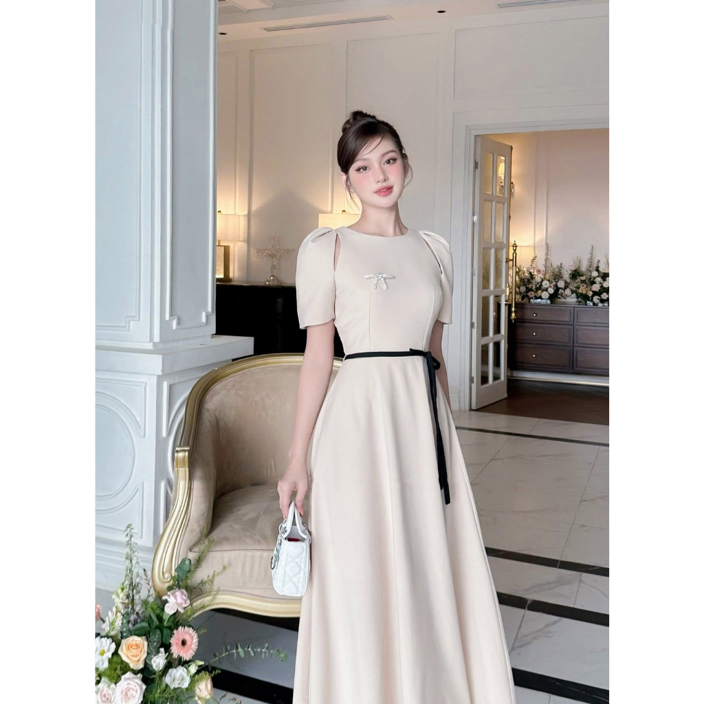 Váy đầm thiết kế, váy cutout vai, váy be kem phôi đai đen có kèm ghim ...