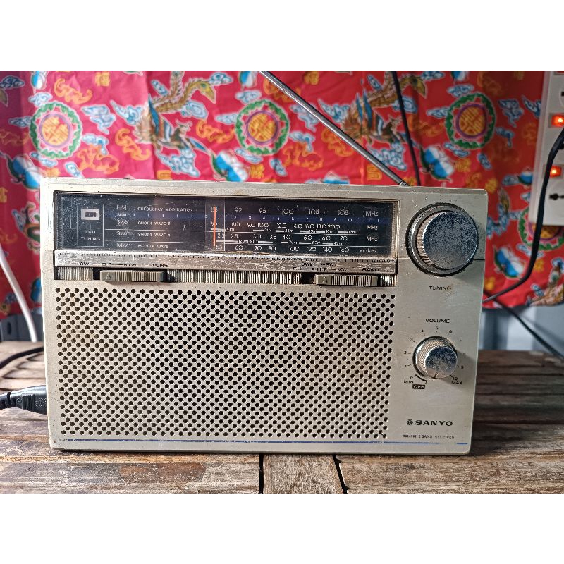 Đài radio cổ hơn 40 năm SANYO RP8800/điện 220v + có thể sài pin ...