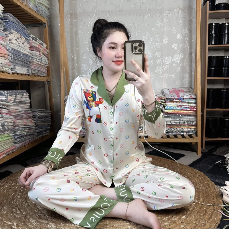 Bộ ngụ Gấu L.V kem dài và ngắn tay,TK lụa tơ.tằm cao cấp của 2CE | Shopee Việt Nam