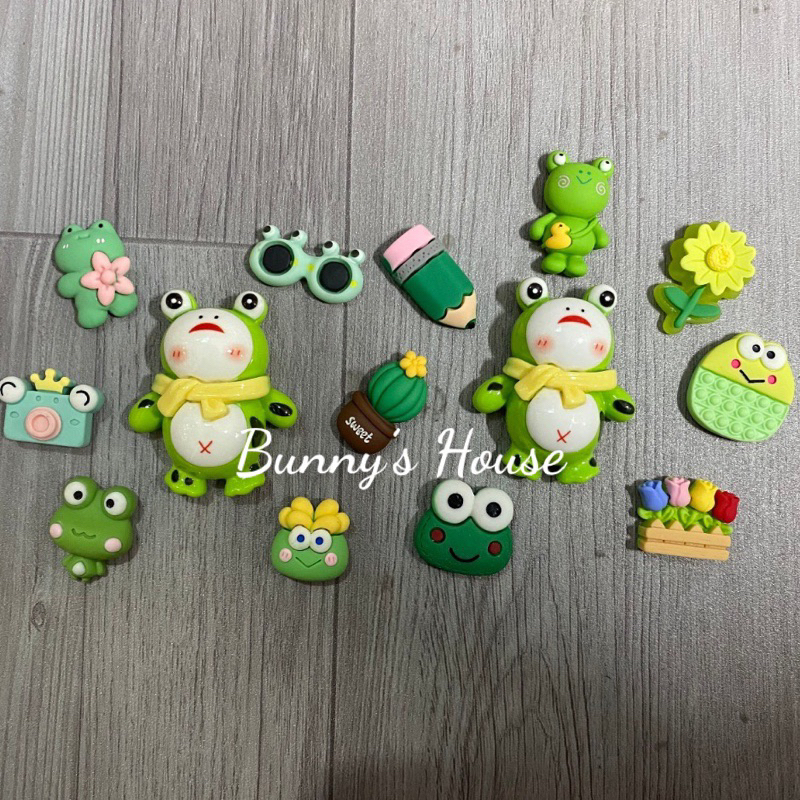 STICKER / JIBITZ/ SET CHARM ẾCH XANH TRANG TRÍ DÉP SỤC (ĐÃ GỒM NÚT GẮN ...