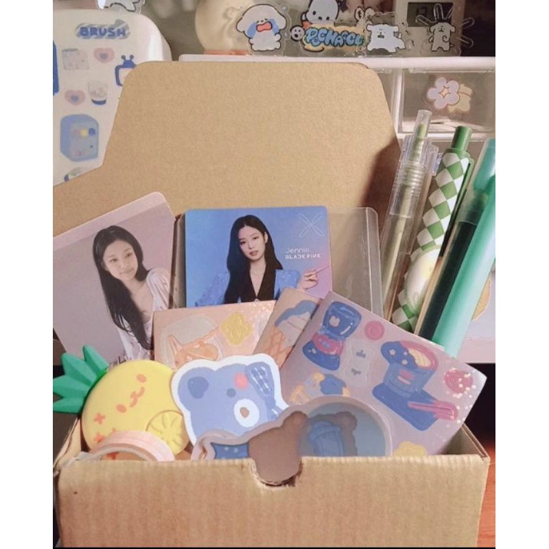 Combo card (Black Pink) toploader và bút._Set gói theo màu chủ đạo ...