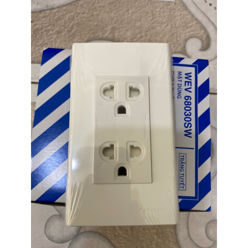 [Combo] Mặt 3 lỗ WEV68030SW và Hạt ổ cắm đôi 3 chấu WIDE có màn che WEV1582SW - Panasonic ...