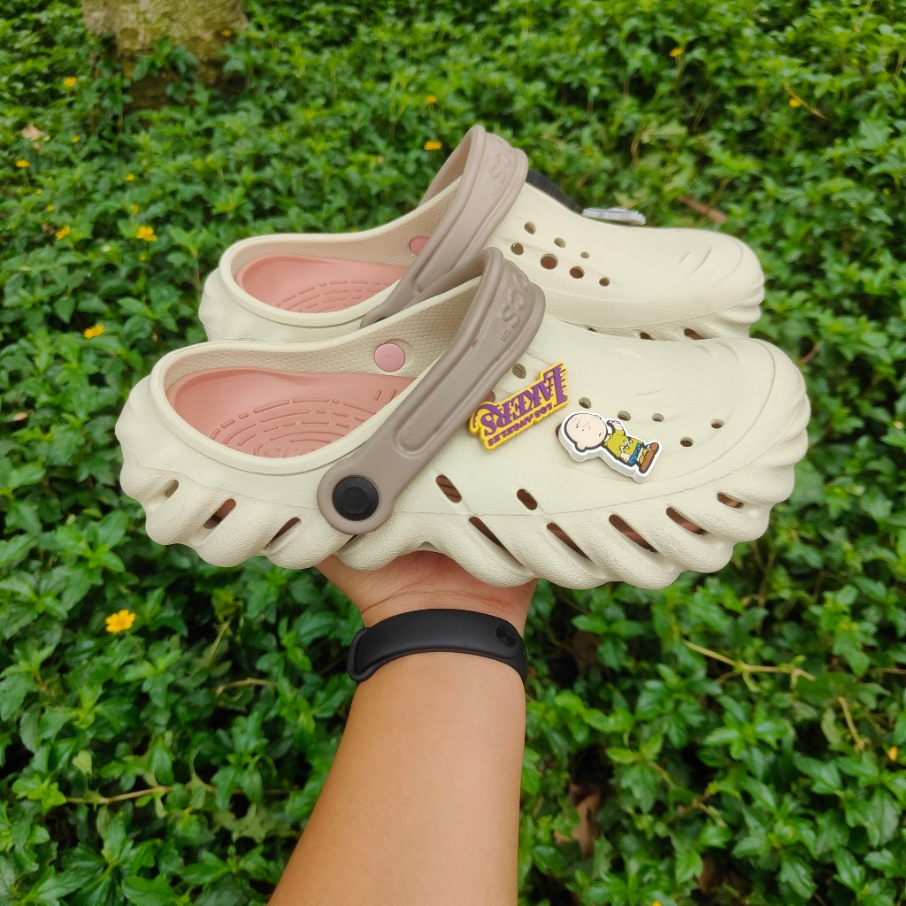 Dép Crocs Echo màu be chính hãng lỗi nhỏ đã fix tặng 6 sticker | Shopee ...