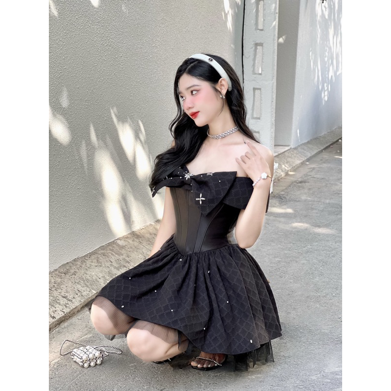 @LYNN DESIGN - Đầm ngắn trễ vai nơ đính đá Twiilly Dress vải gấm phối ...