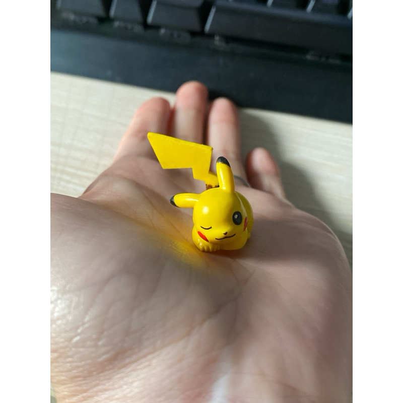 Mô hình Pokemon Pikachu nằm đá lông nheo slay - hihihahacollection ...