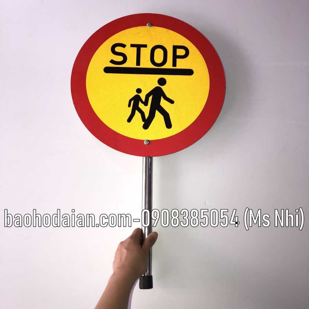 Bảng báo chất liệu alu dán decal phản quang nội dung "STOP'' nhằm gây ...
