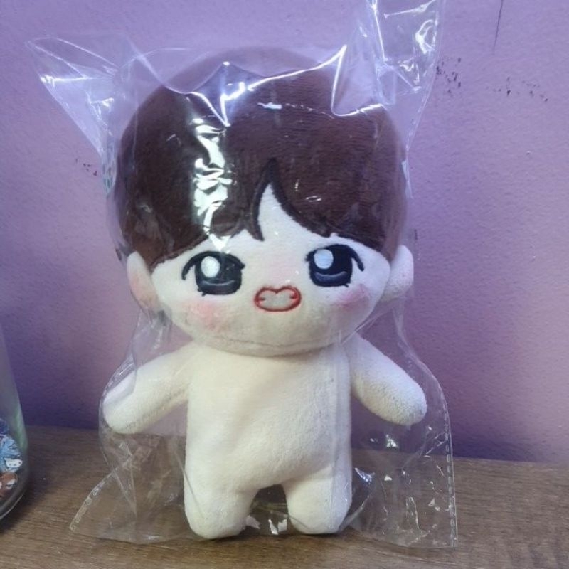 búp bê bông doll 20cm giá rẻ . Búp bê Taehyung. Thuộc nhóm nhạc BTS ...