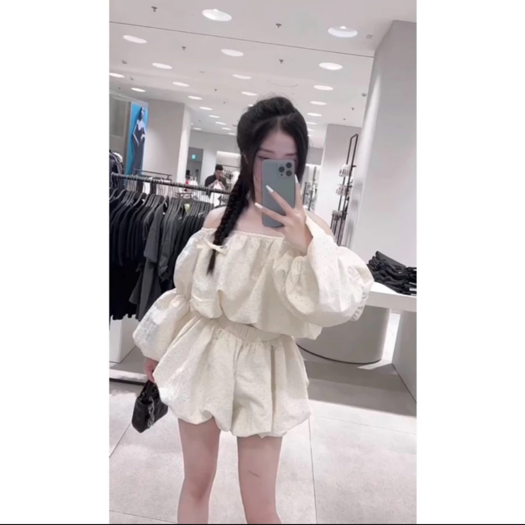Set bộ áo tay dài trễ vai họa tiết chấm bi kèm quần short sang trọng ...