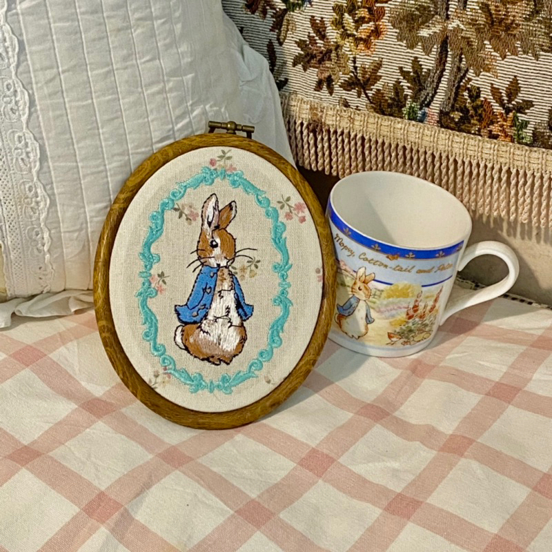 Tranh vải thêu thỏ Peter Rabbit hàng handmade dễ thương decor tường kệ ...