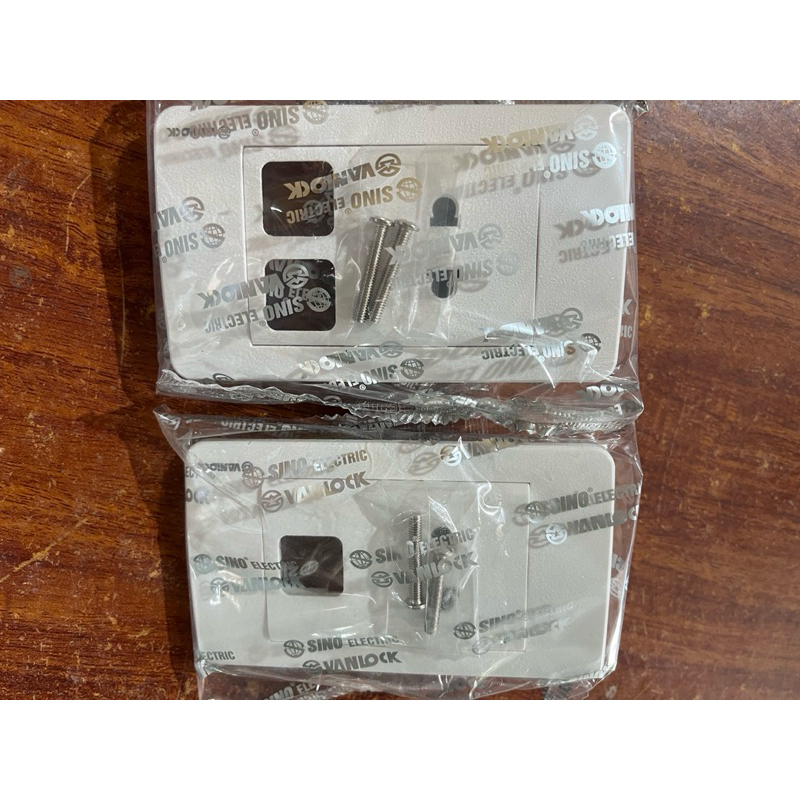 Mặt 1, 2 công tắc 1 ổ 2 chấu mã S18A Sino | Shopee Việt Nam