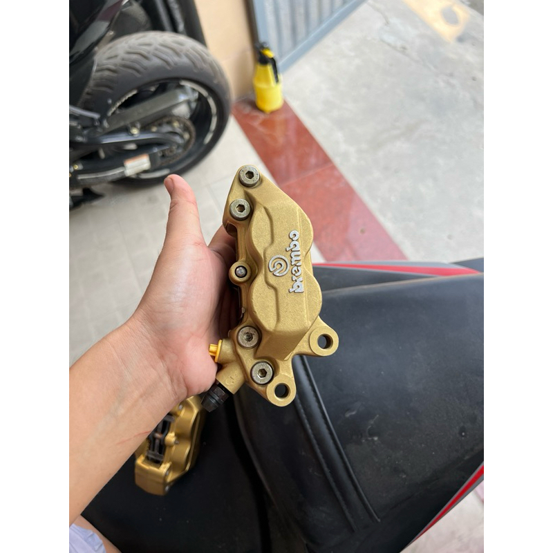 [Chính hãng] Heo brembo 4pis tháo xe logo trắng (trái) | Heo brem.bo P4 ...