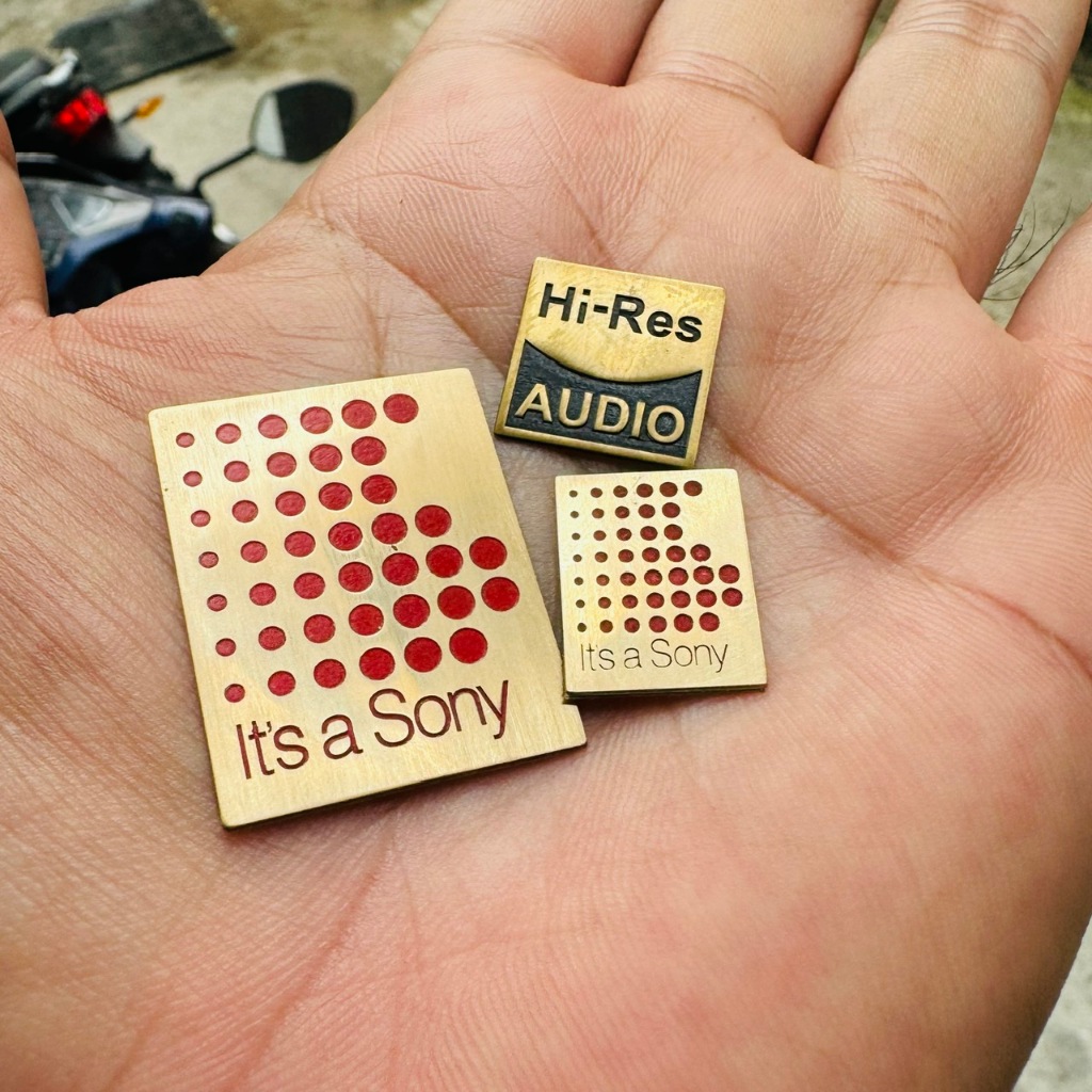 Sticker kim loại, nhãn dán kim loại trang trí máy ảnh, đồ công nghệ ...