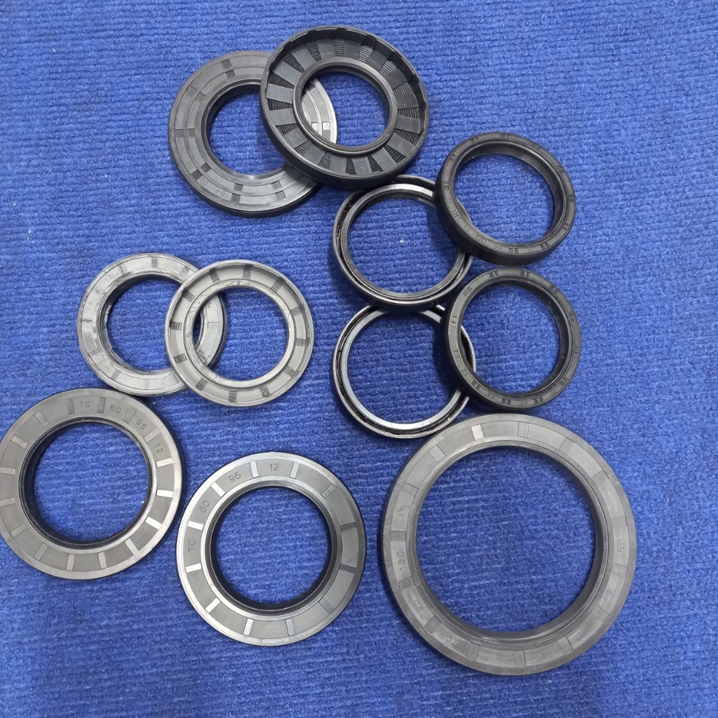 Phớt lò xo chặn dầu TC - TG4: Đường kính trong từ 10mm - 48mm. có tác dụng làm kín và bảo vệ ổ ...