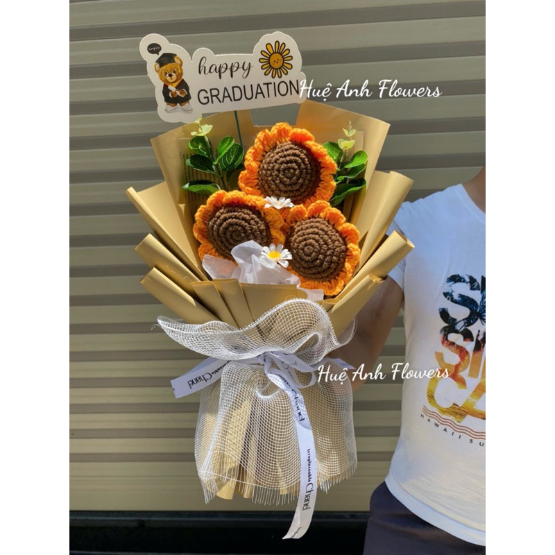BÓ HOA HƯỚNG DƯƠNG LEN TẶNG BANER GRADUATION+ TÚI HỘP GIẤY,THIỆP,ĐÈN ...